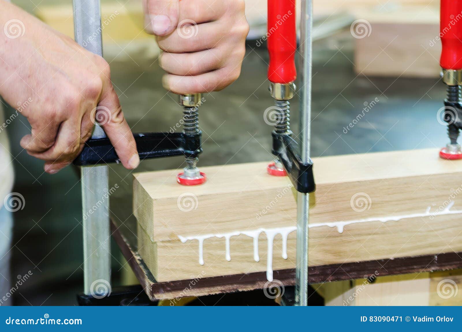 Trabalho Da Obra De Carpintaria Colando As Partes De Madeira Imagem de ...