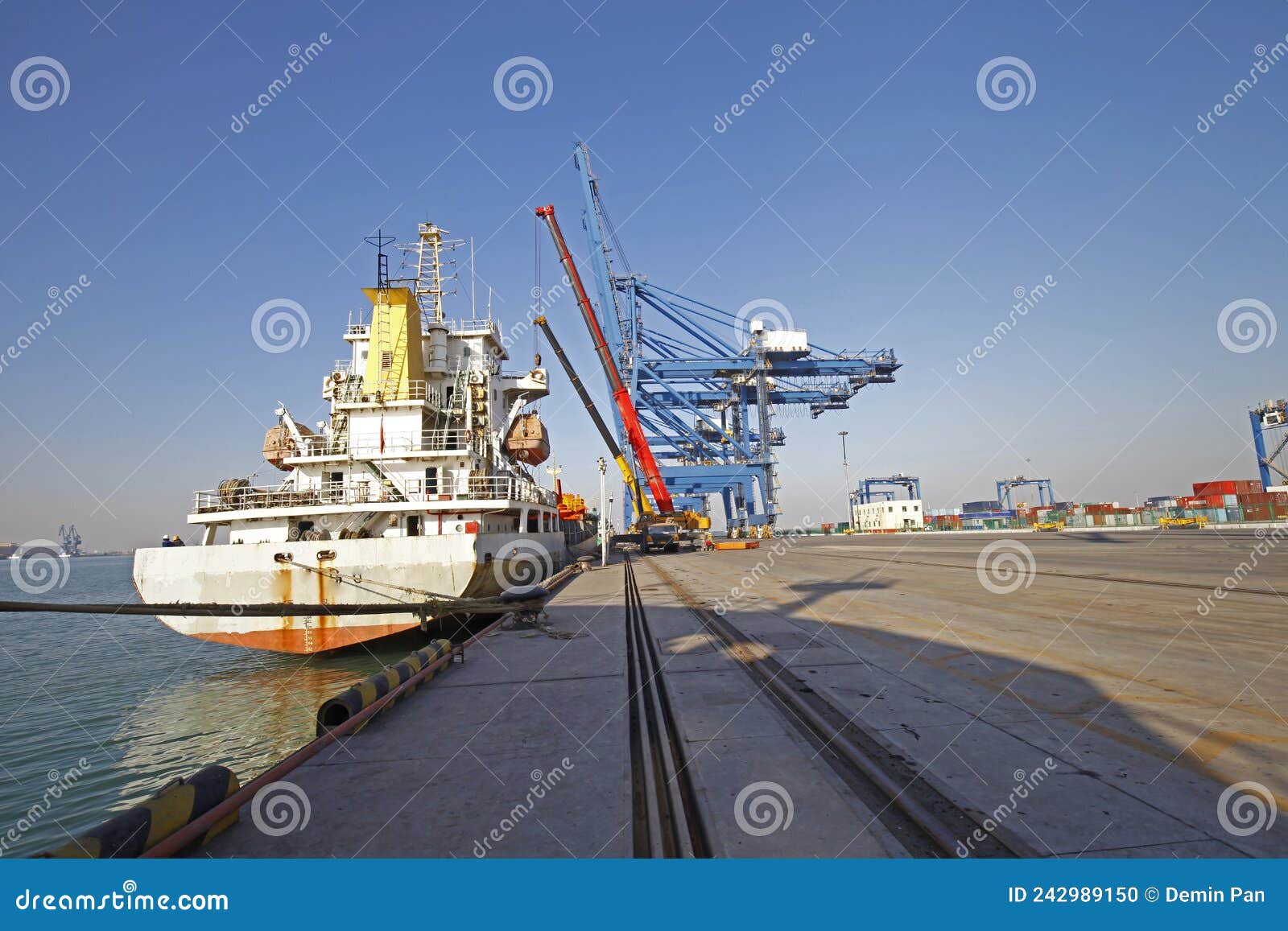 Trabalho do guindaste foto de stock. Imagem de navio - 242989150