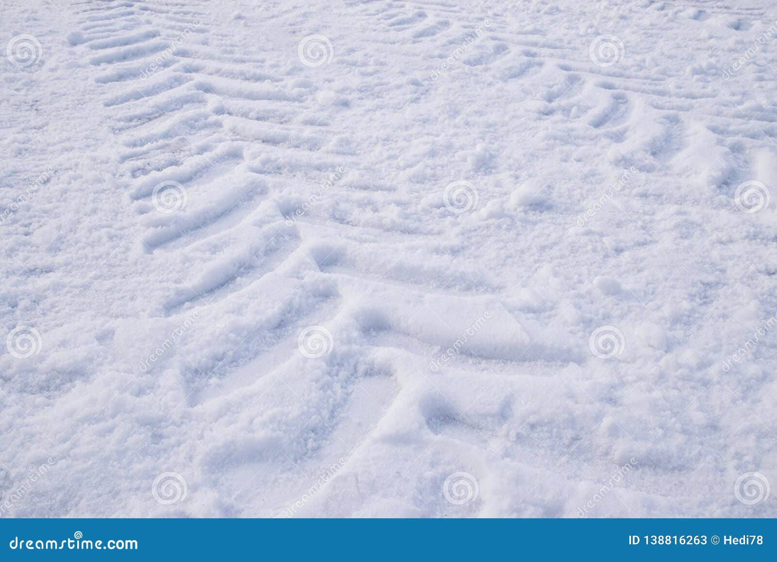 Trace De Tracteur Dans La Neige Image stock - Image du fond, route ...