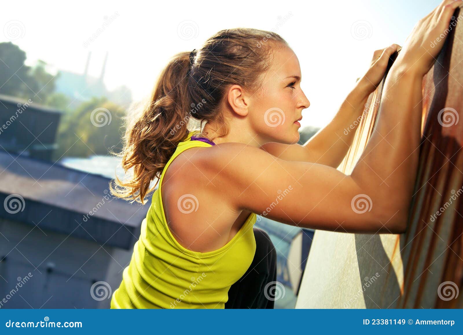 Traceur faisant Parkour image stock. Image du énergique - 23381149