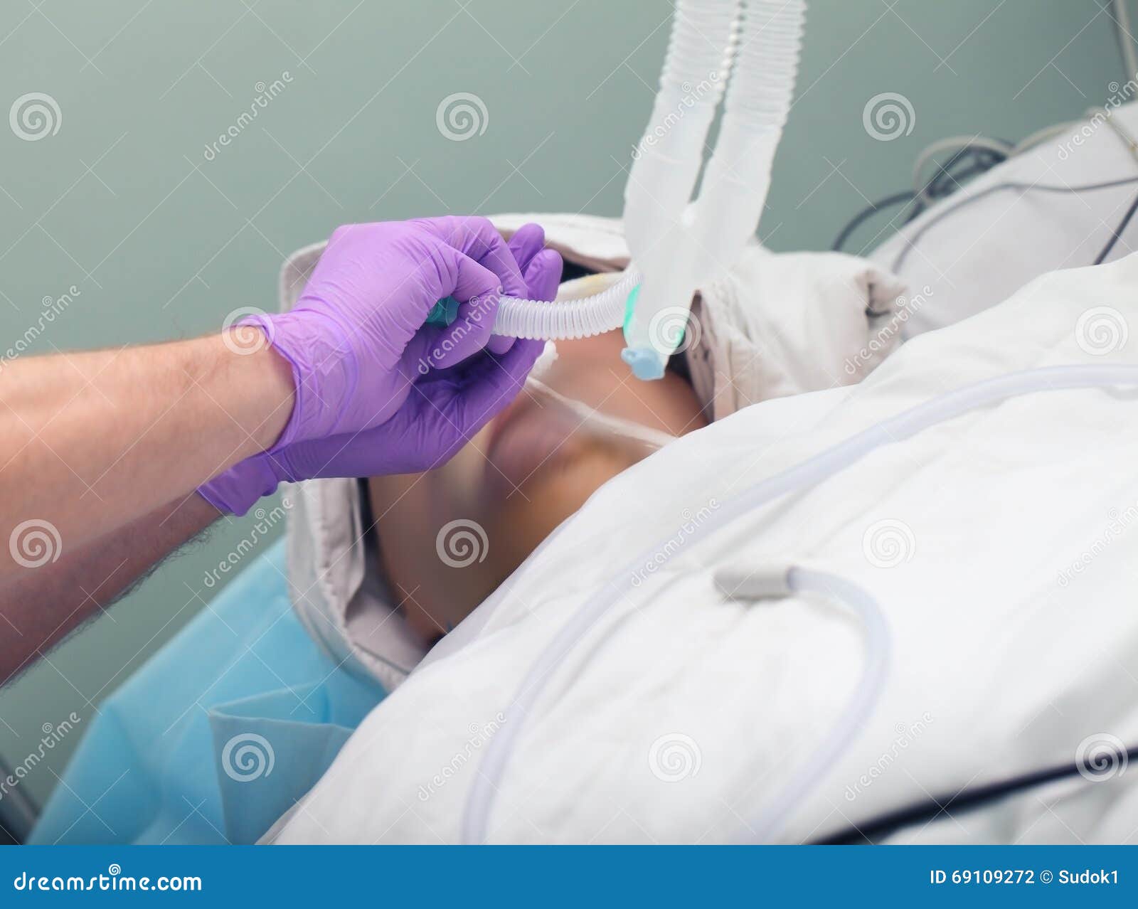 Tracheale intubatie in ICU stock foto. Image of bedrijf - 69109272