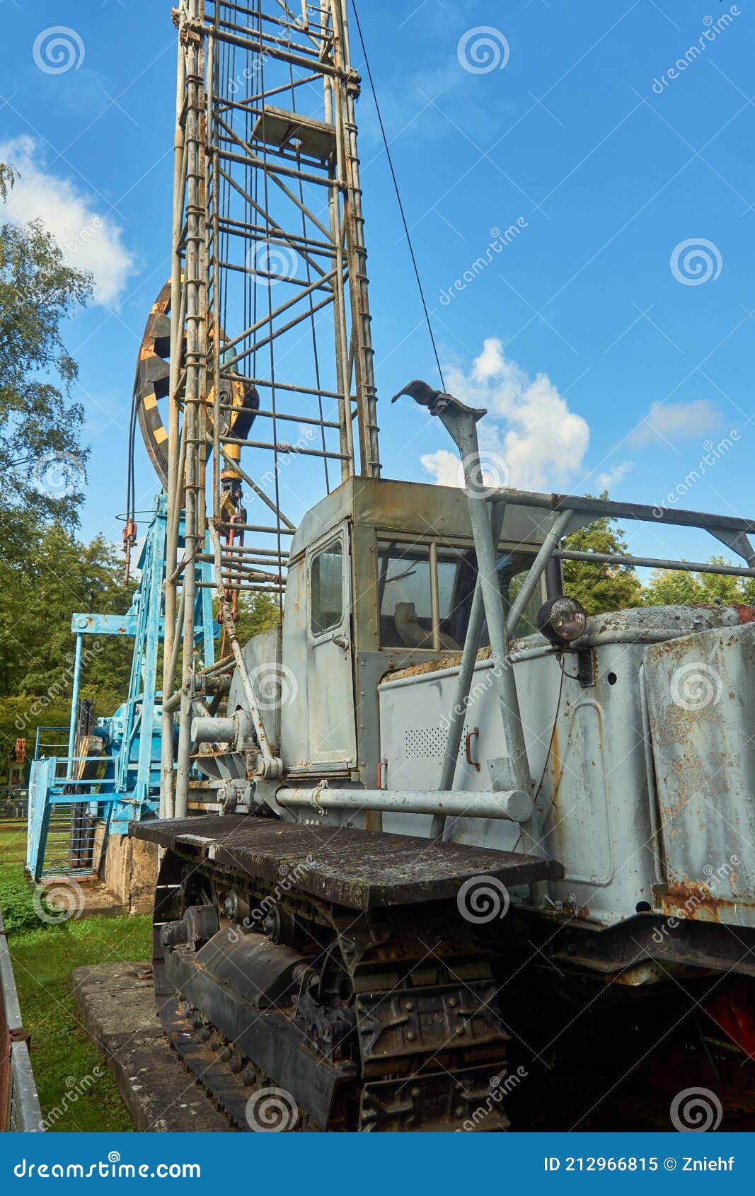 Tracked Drilling Rig with Mounted Drilling Tower for Exploratory ...