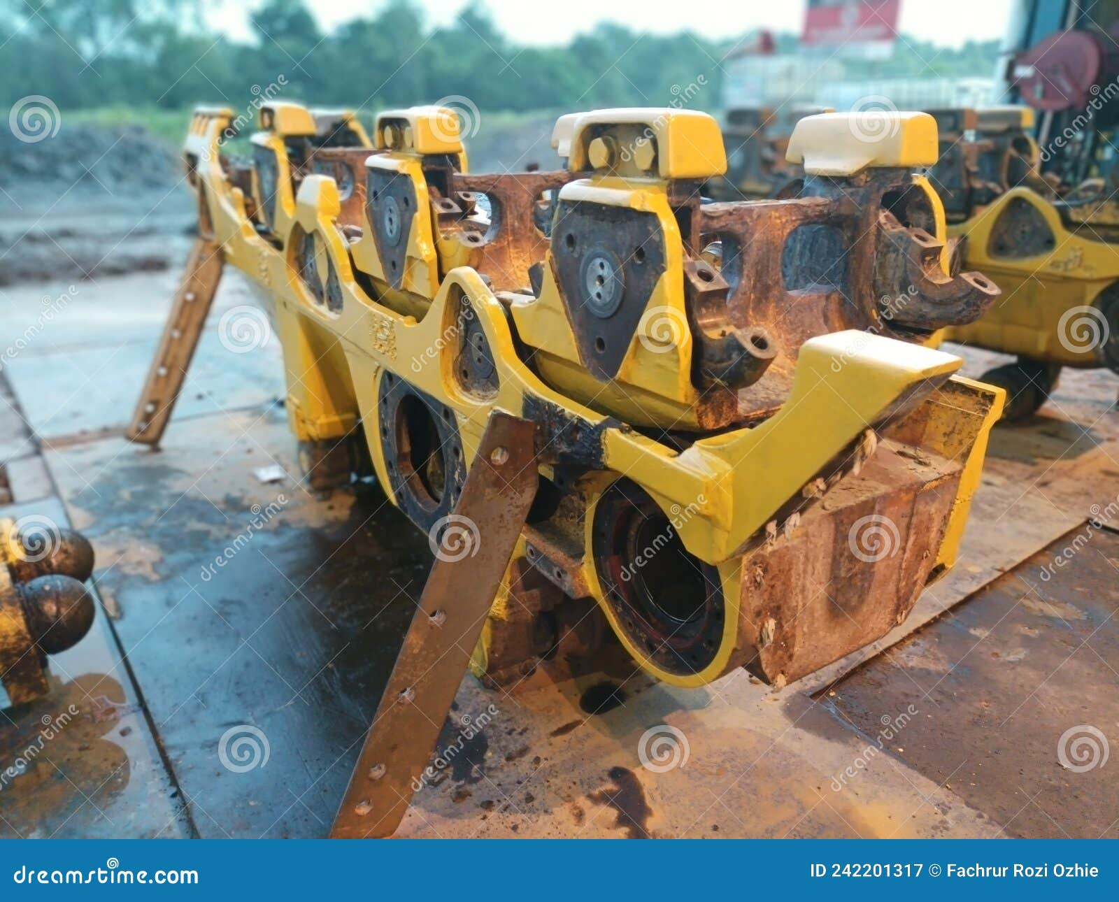 Trackframe Bulldozer D375A-6 Komatsu Stock Image - Image of yellow ...