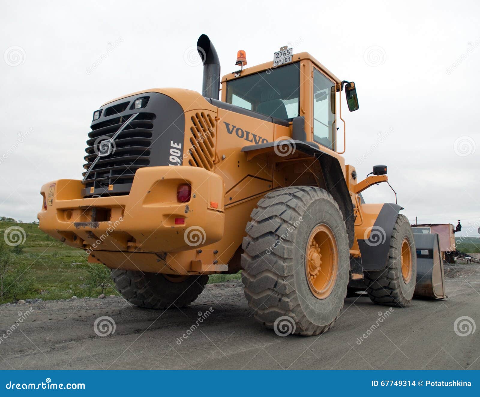 Tracteur - Chargeur Volvo L90 E Image stock éditorial - Image du route ...