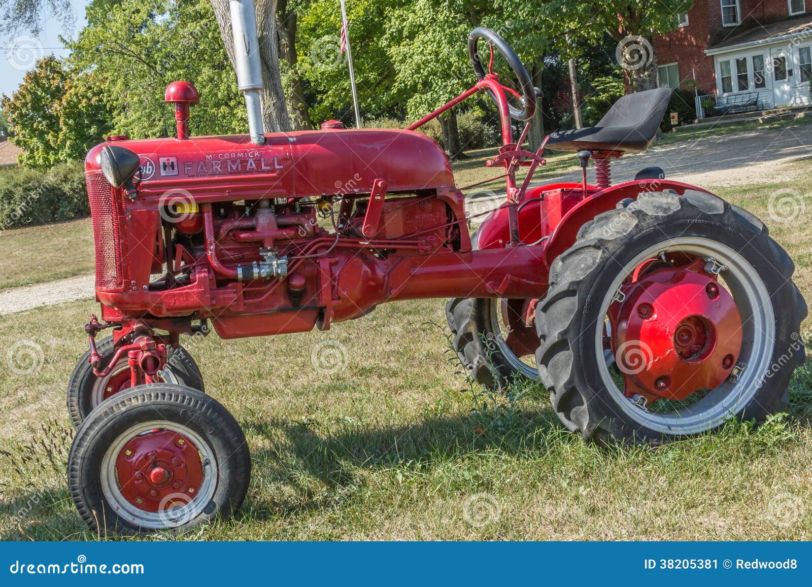 Tracteur de Farmall CUB photo éditorial. Image du diesel - 38205381
