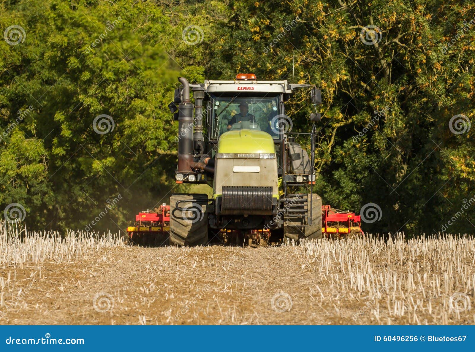 Tracteur Moderne De Claas Cultivant Le Champ Photo éditorial - Image of ...