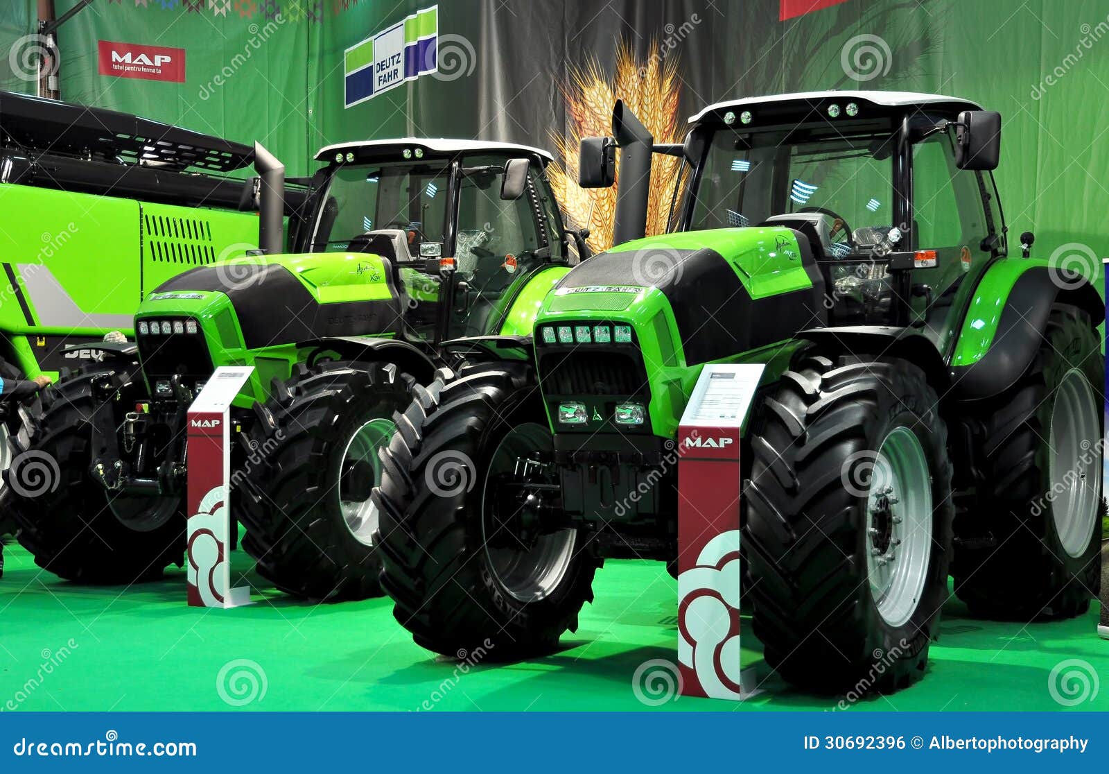 Tracteurs verts photo éditorial. Image du prix, acier - 30692396