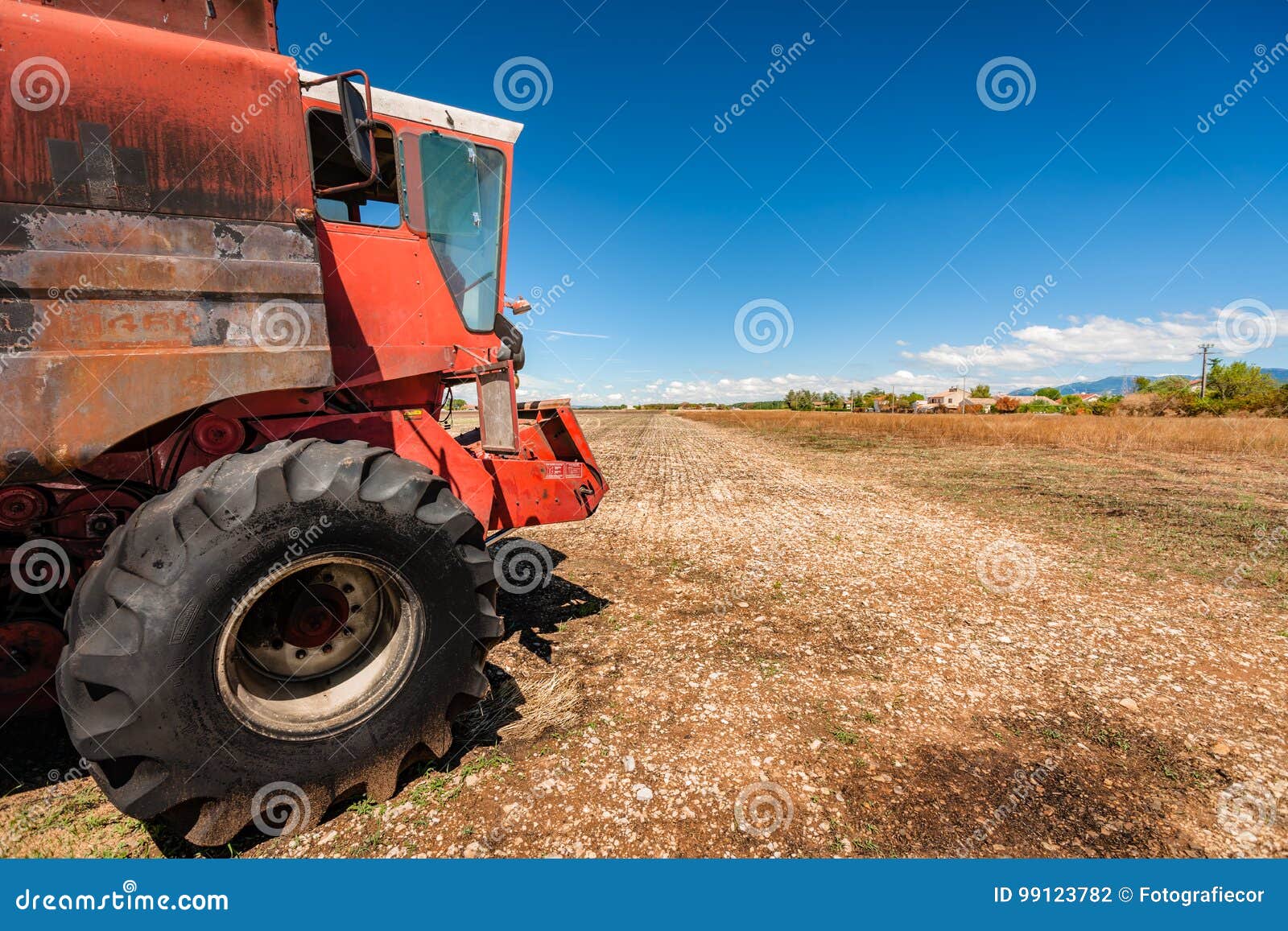 Tractor Accidental Y Quemado Para El Proceso Del Grano Foto de archivo ...
