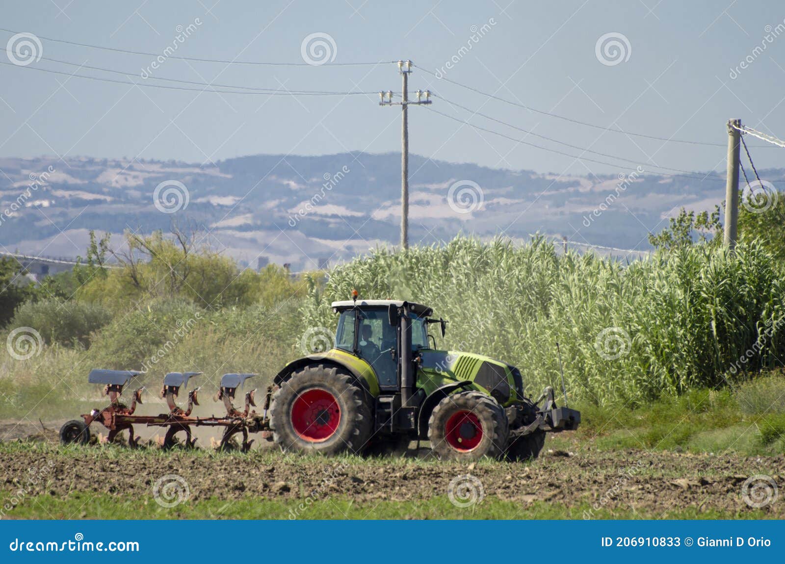 Tractor Arando El Suelo En El Campo Foto de archivo editorial - Imagen ...