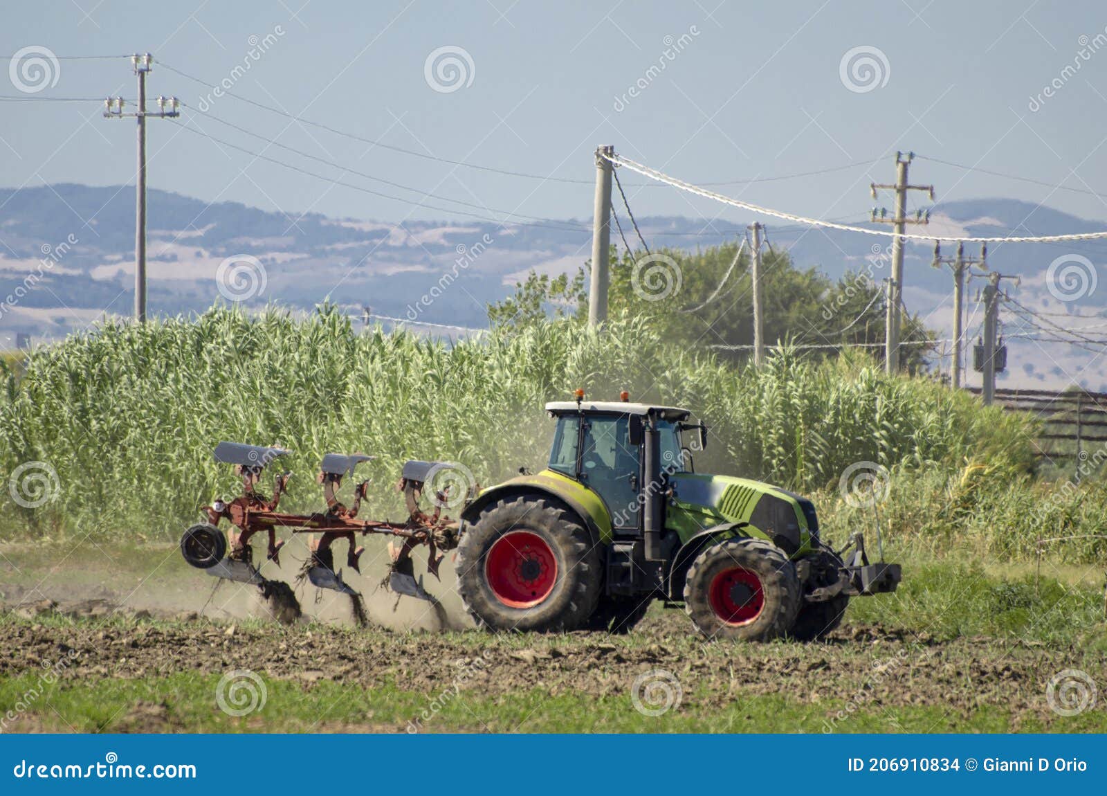 Tractor Arando El Suelo En El Campo Imagen de archivo editorial ...