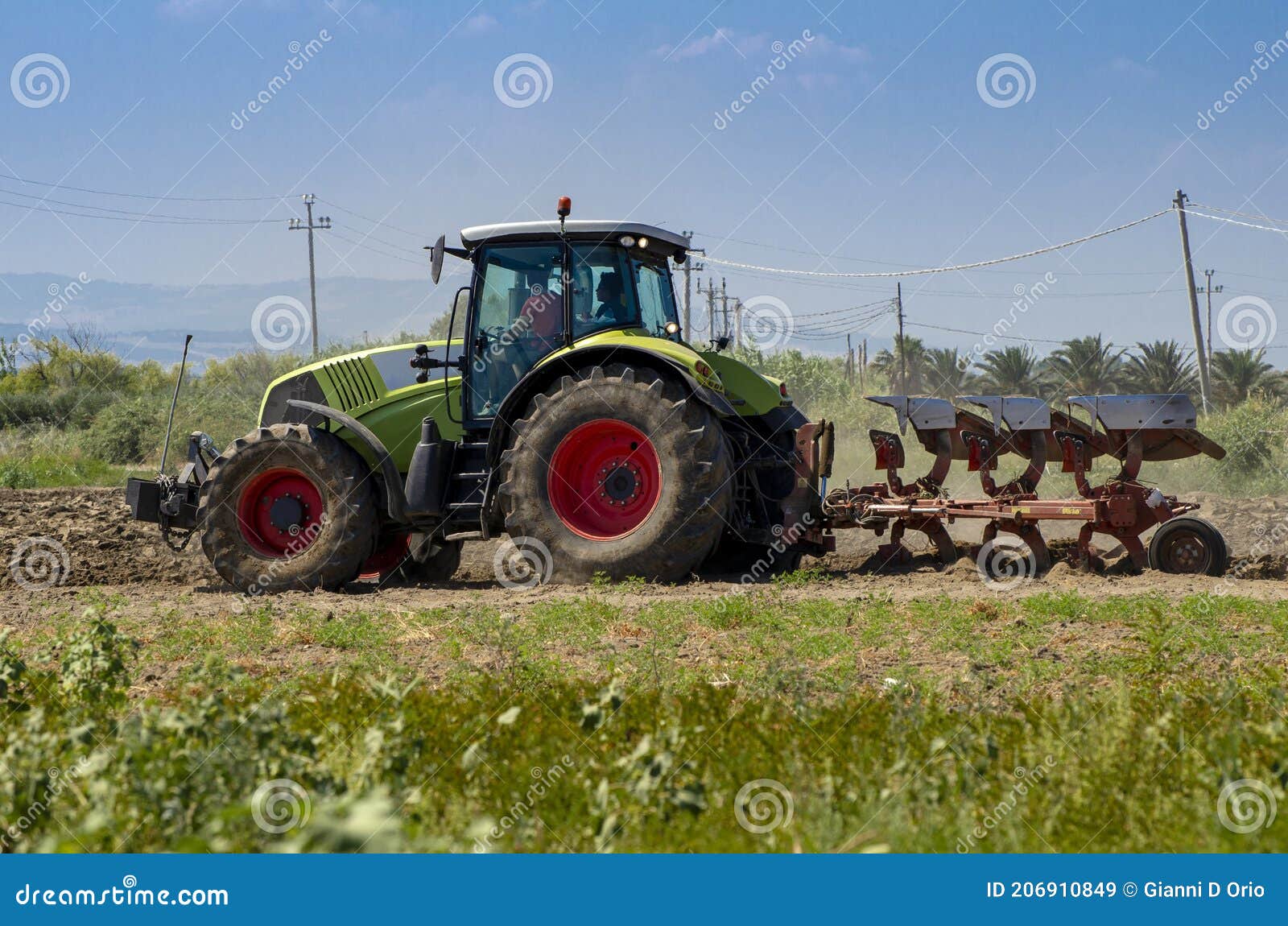 Tractor Arando El Suelo En El Campo Imagen de archivo editorial ...