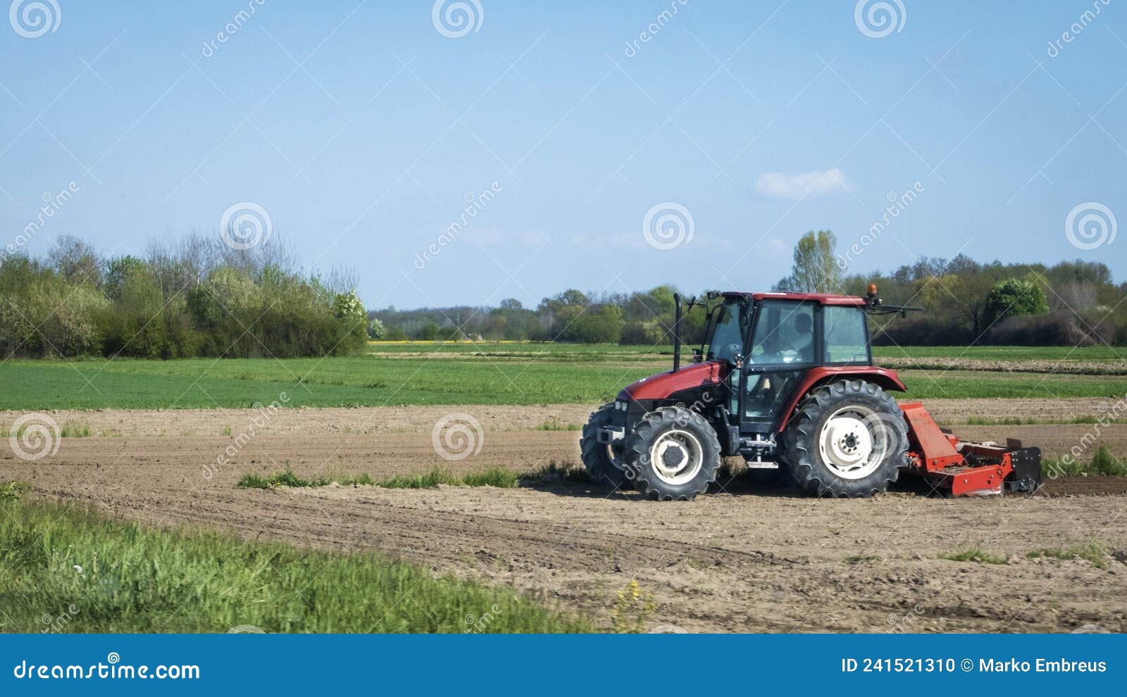 Tractor arando los campos imagen editorial. Imagen de crecimiento ...