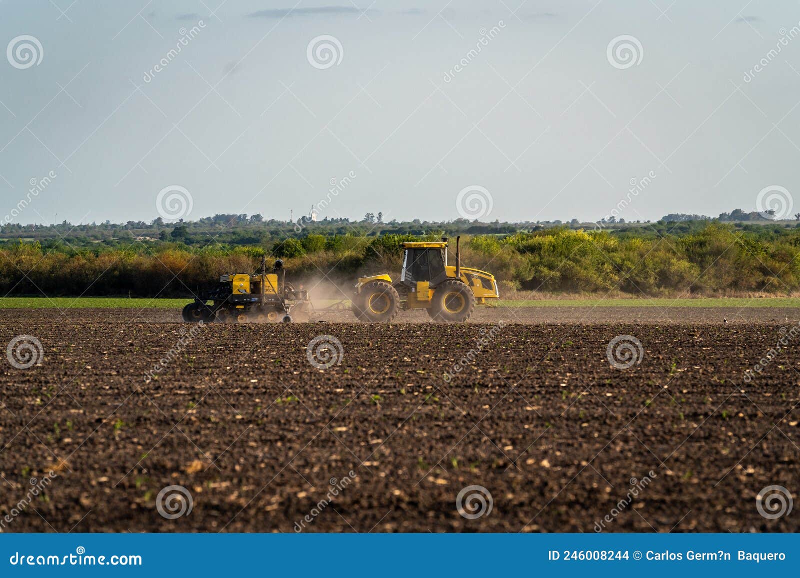 Tractor Arando Tierra Para Siembra Foto de archivo - Imagen de ...