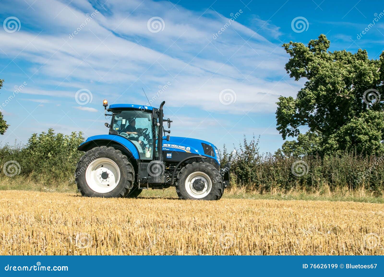 Tractor Azul Moderno En Campo De La Cosecha Imagen de archivo editorial ...
