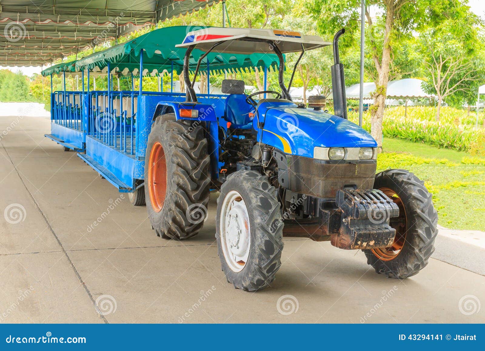 Tractor Azul Para El Transporte Imagen de archivo - Imagen de rueda ...