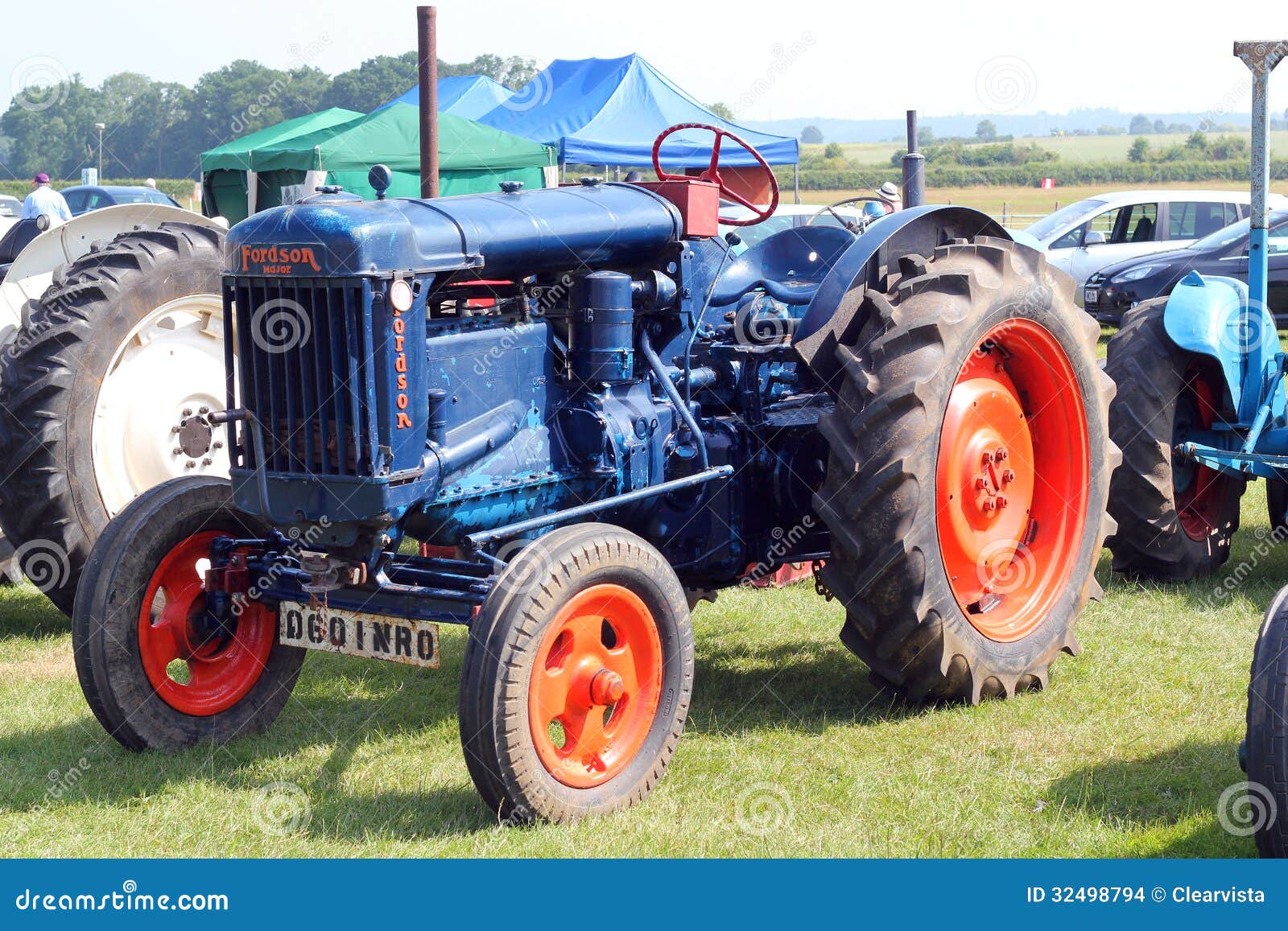 Tractor Azul Viejo De Fordson. Imagen de archivo editorial - Imagen de ...