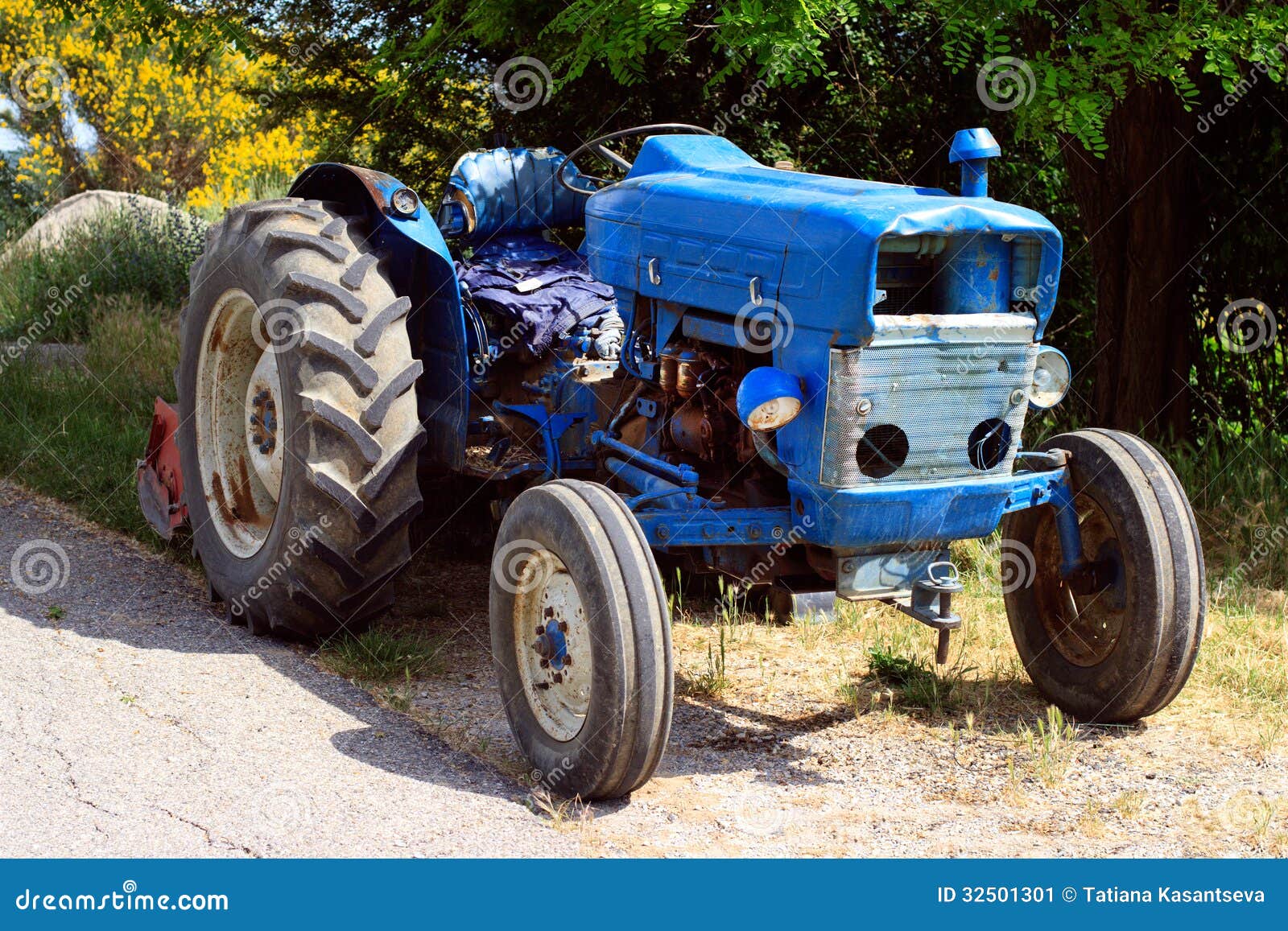 Tractor Azul Viejo En El Camino Imagen de archivo - Imagen de vendimia ...