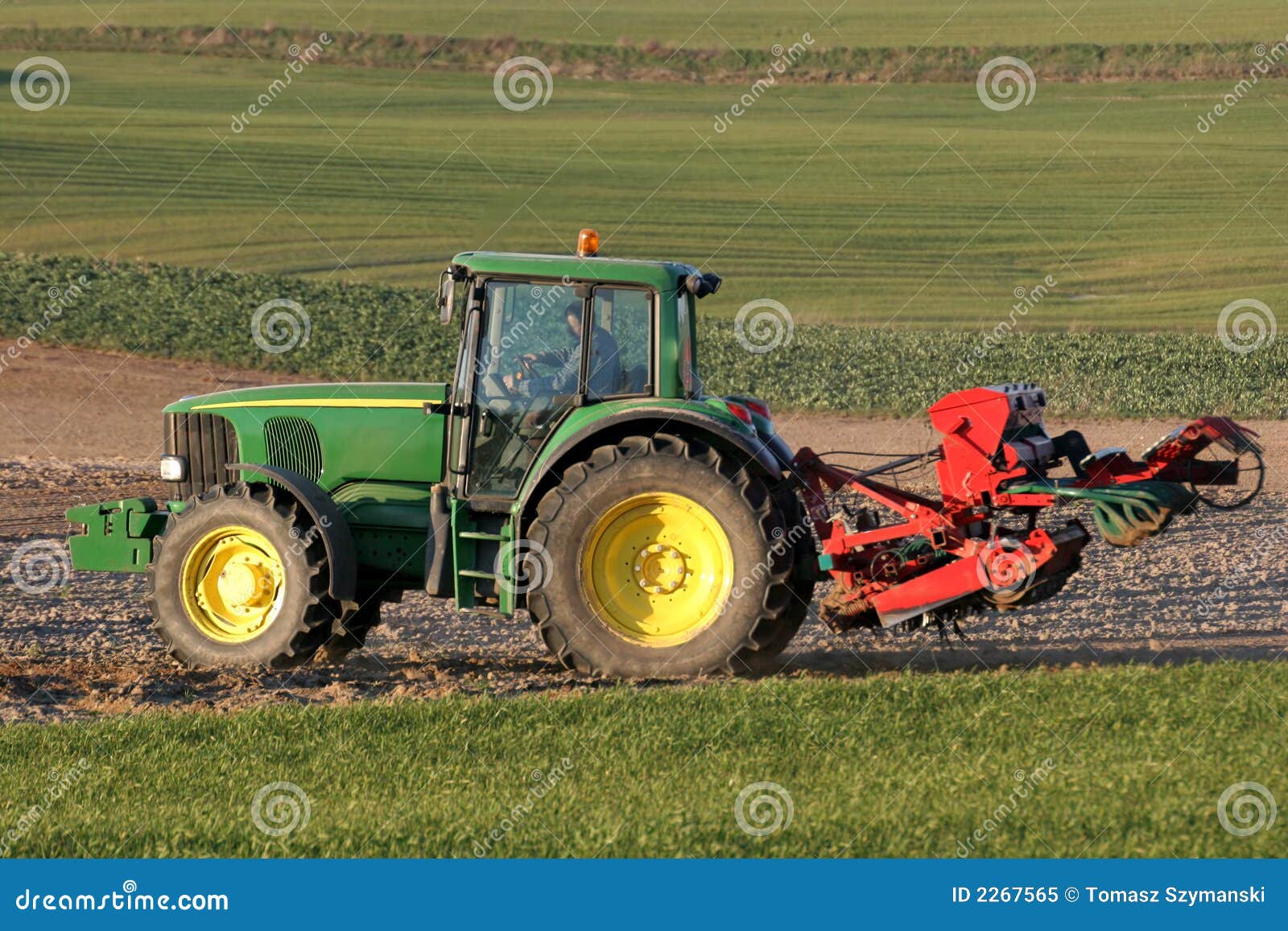 Tractor Die Aan Het Gebied Werkt Redactionele Afbeelding - Image of ...