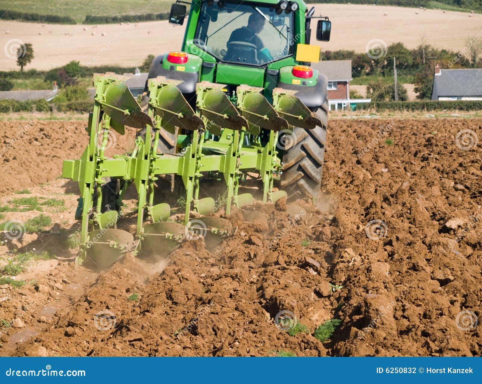 Tractor Die Het Gebied Ploegt Stock Foto - Image of grond, ploeg: 6250832