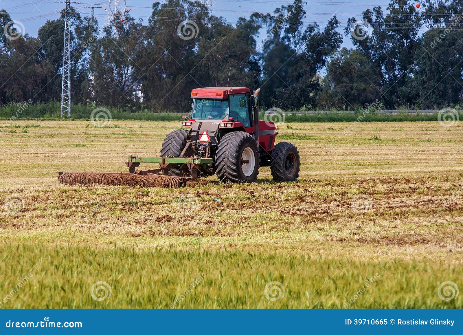 Tractor en campo agrícola. imagen de archivo. Imagen de paisaje - 39710665