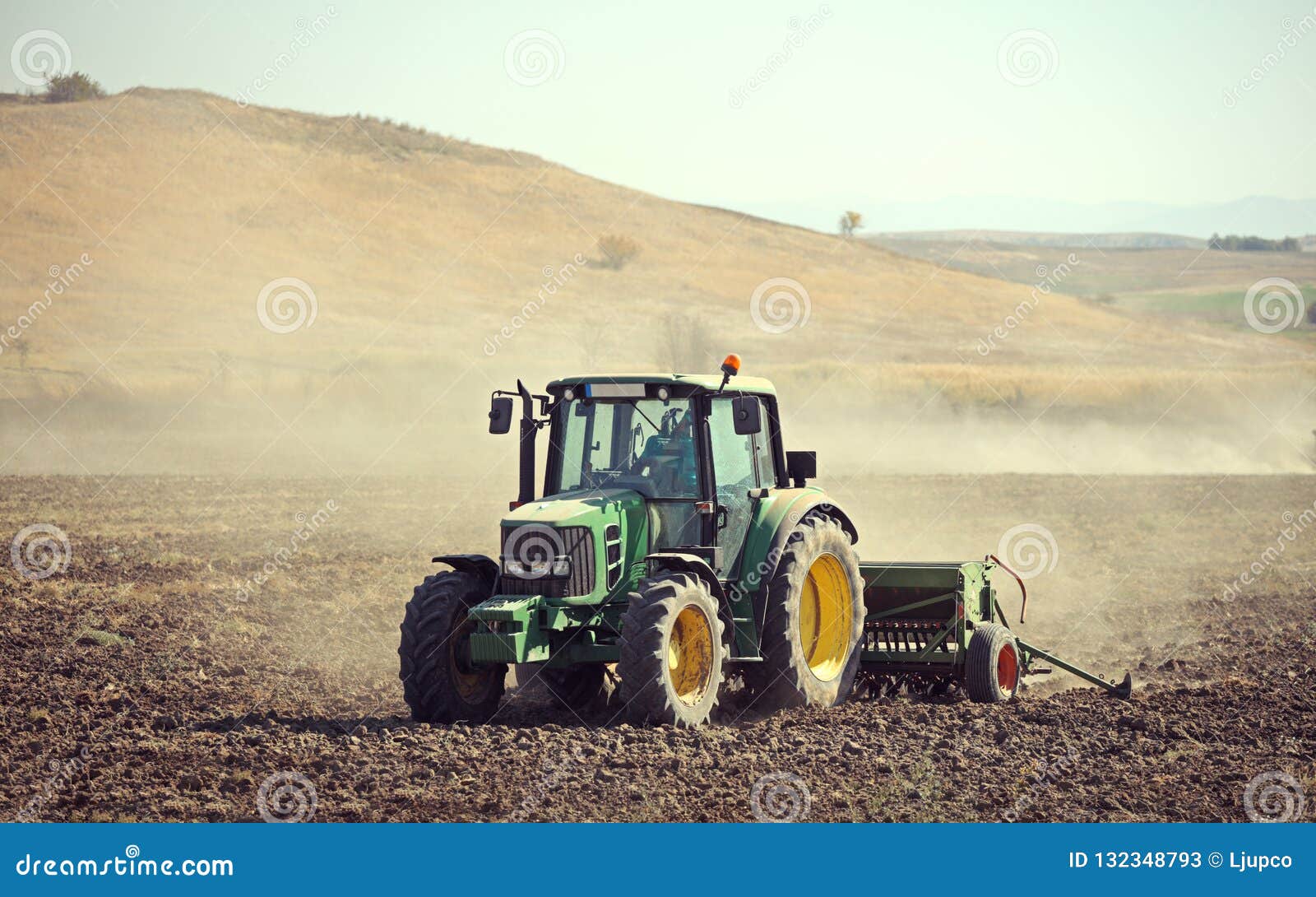 Tractor en campo del suelo imagen de archivo. Imagen de agricultura ...