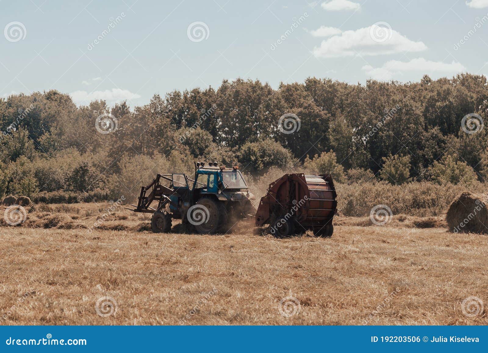 Tractor En El Campo Tirando Rollo De Heno Foto de archivo - Imagen de ...
