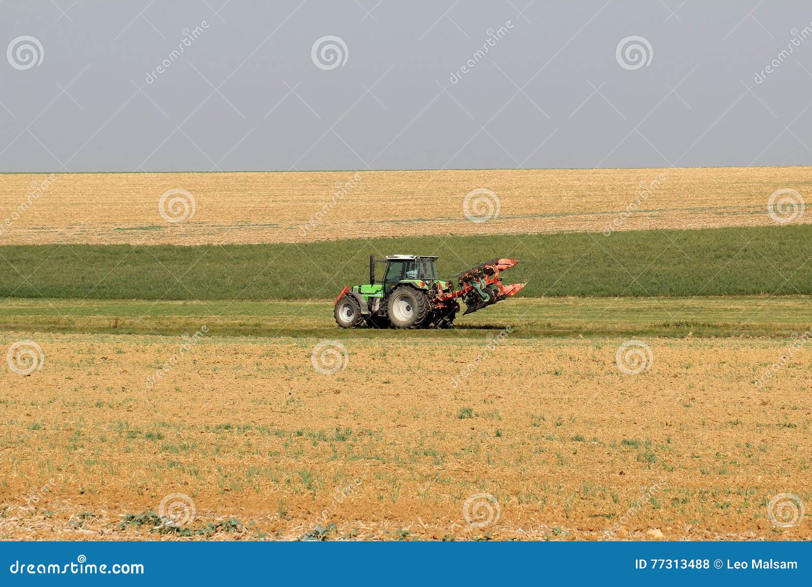 Tractor en un campo foto de archivo. Imagen de granjero - 77313488