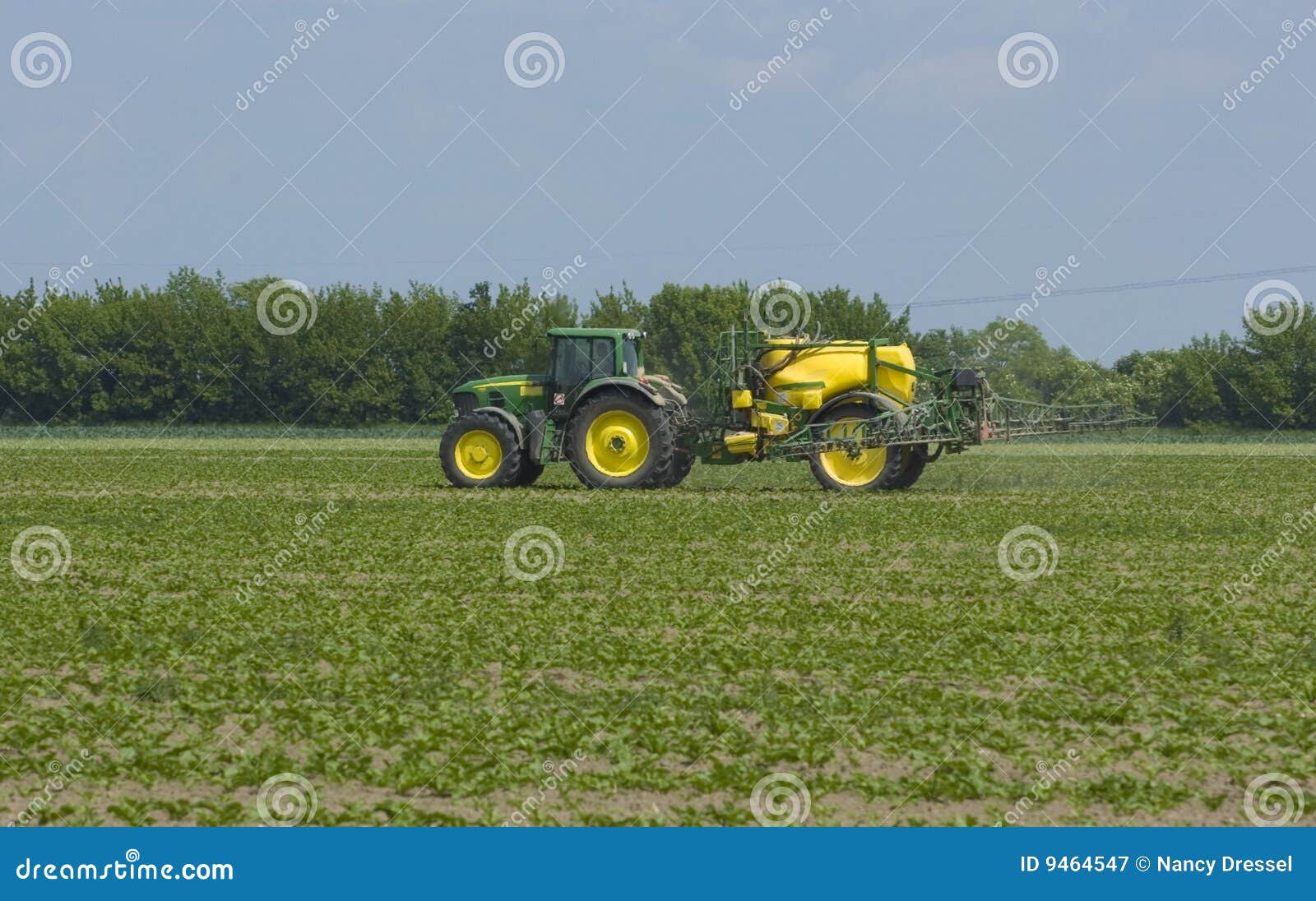 Tractor fertilizing field editorial photography. Image of john - 9464547