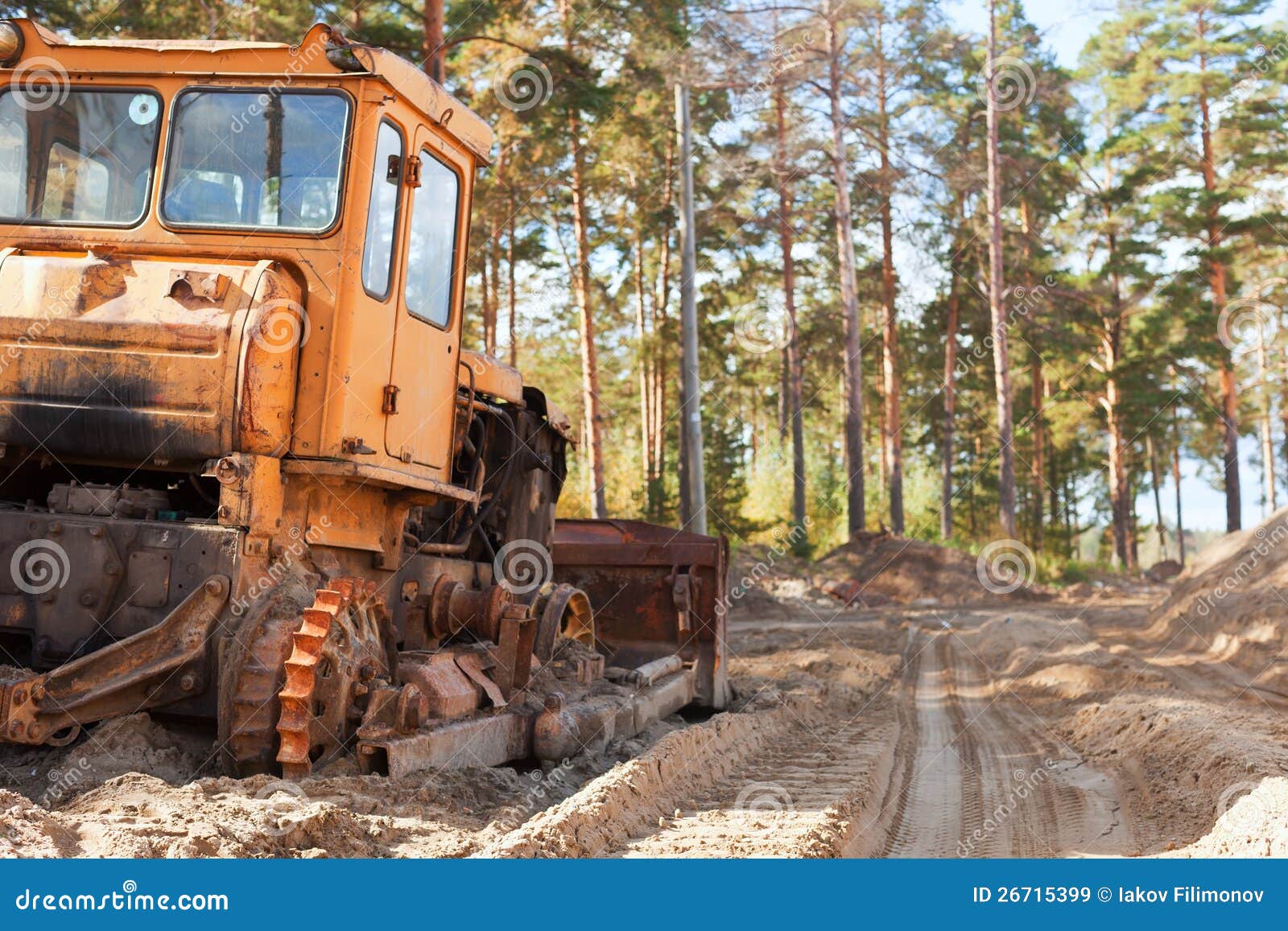 Tractor in het bos stock afbeelding. Image of strook - 26715399