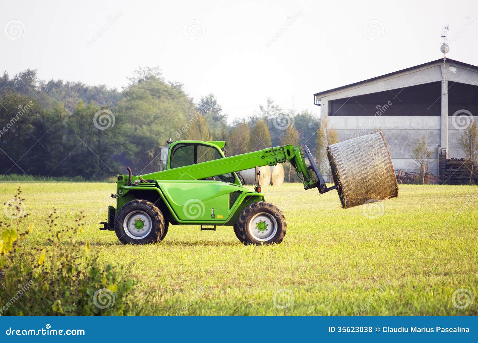 Tractor moderno foto de archivo. Imagen de movimiento - 35623038