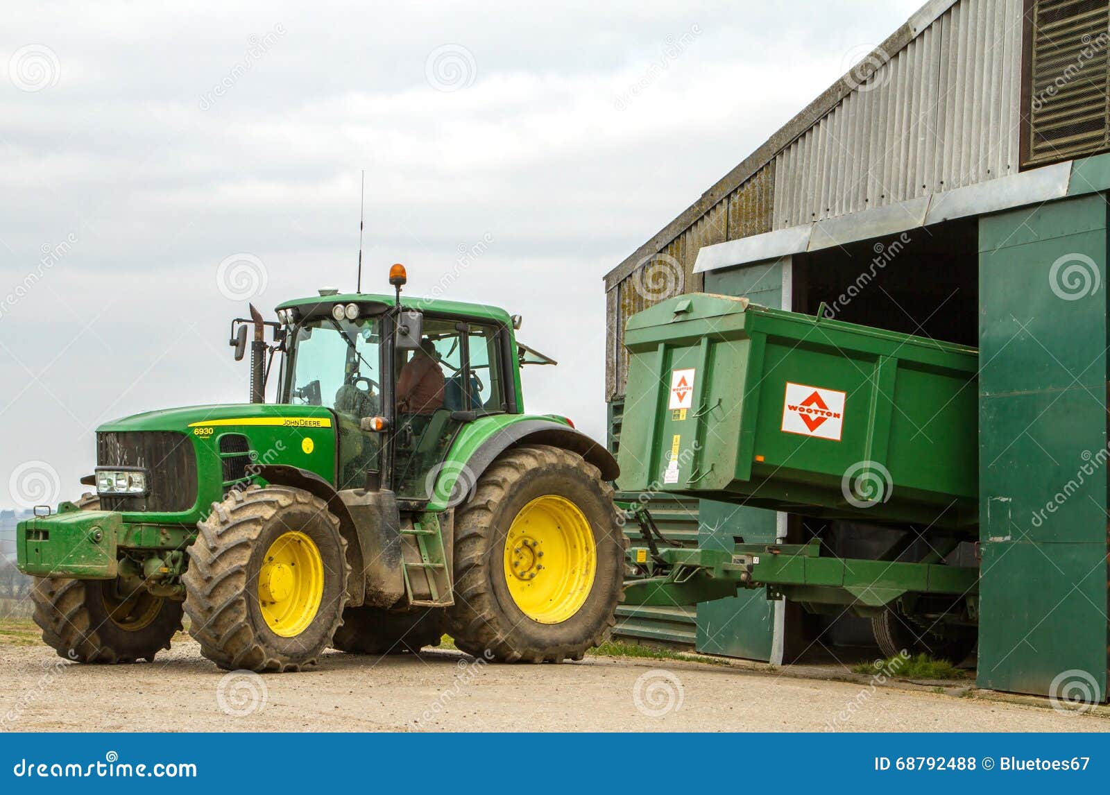Tractor Moderno De John Deere Que Parquea El Remolque Verde Foto de ...