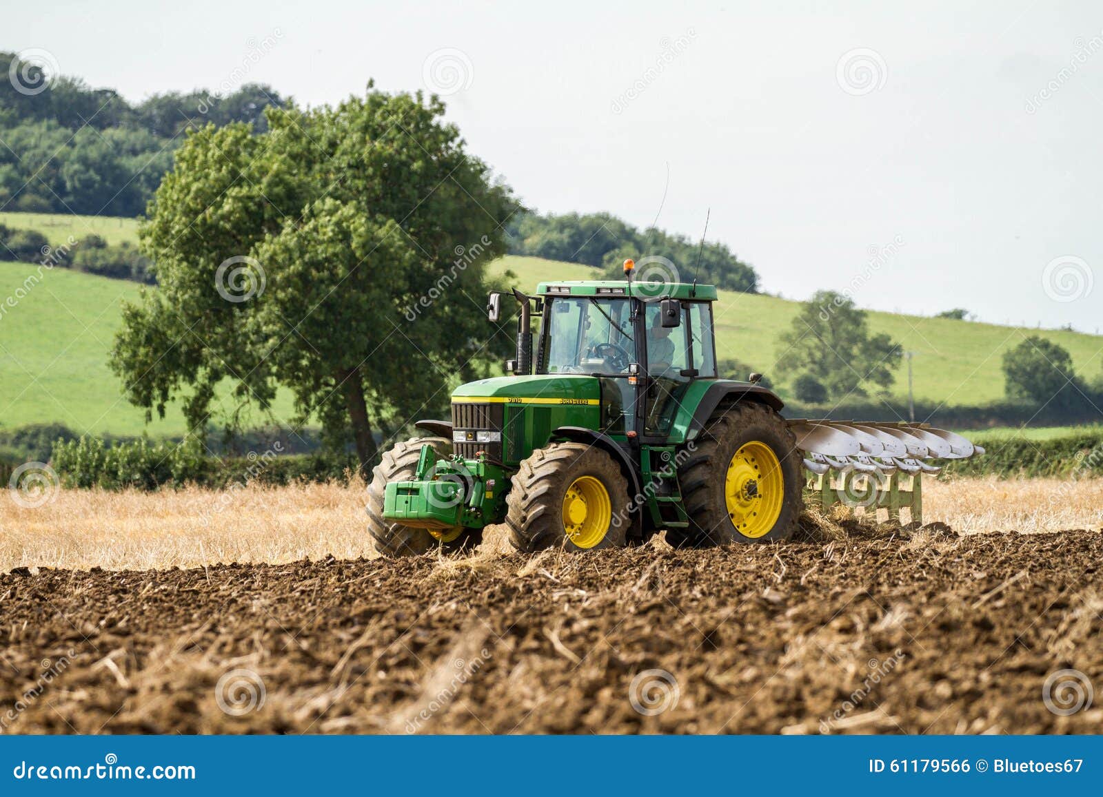 Tractor Moderno De John Deere Que Tira De Un Arado Foto editorial ...