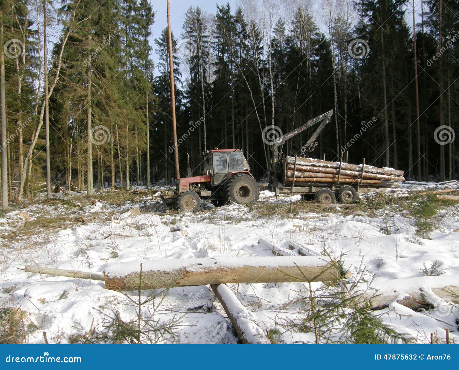 Tractor Que Carga La Madera Foto de archivo - Imagen de maquinaria ...