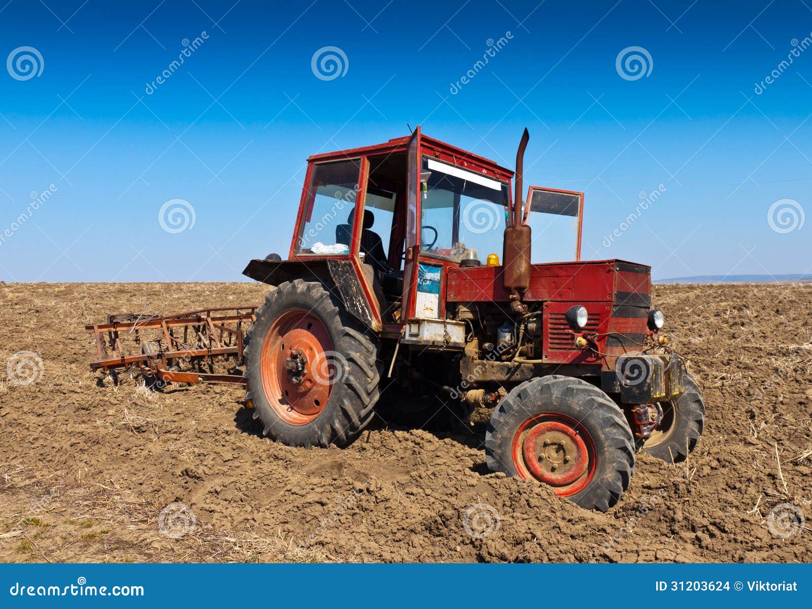 Tractor rojo foto de archivo. Imagen de arado, cielo - 31203624
