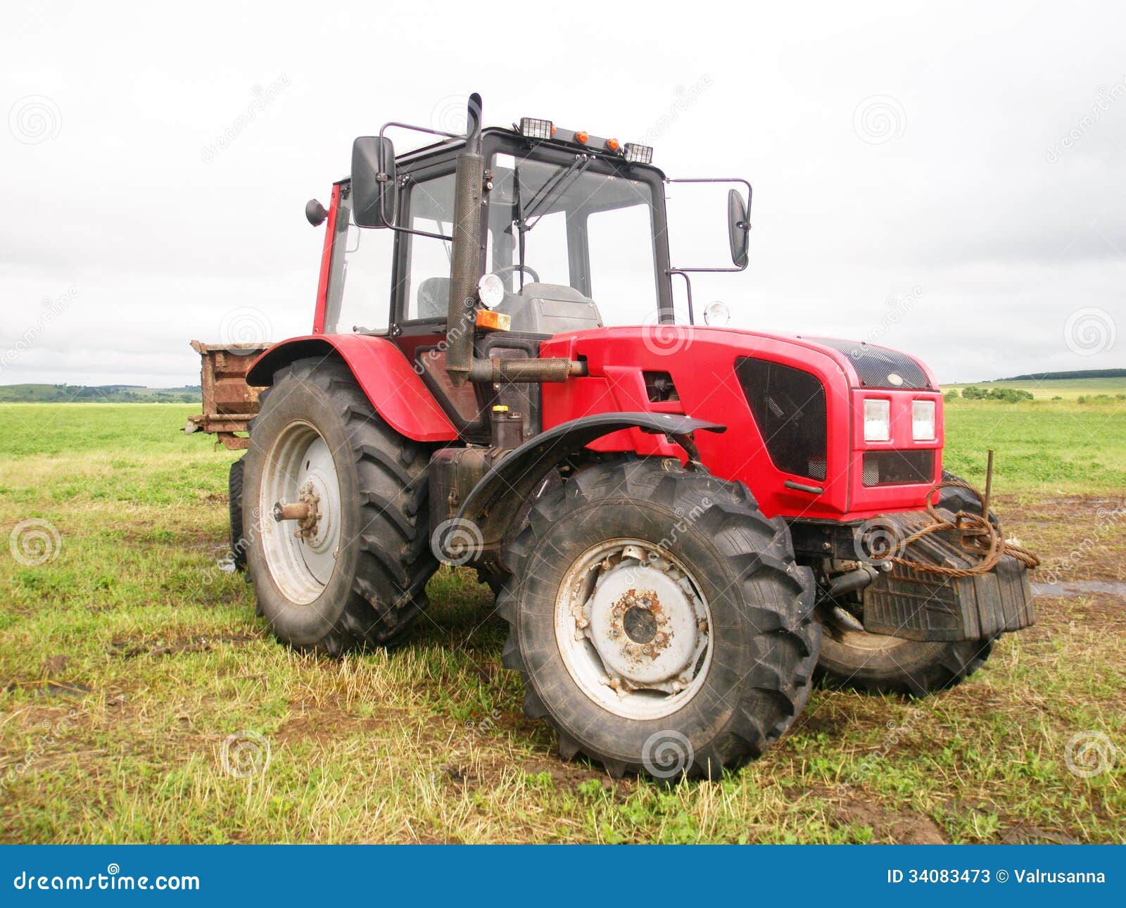 Tractor rojo en el campo imagen de archivo. Imagen de recoja - 34083473