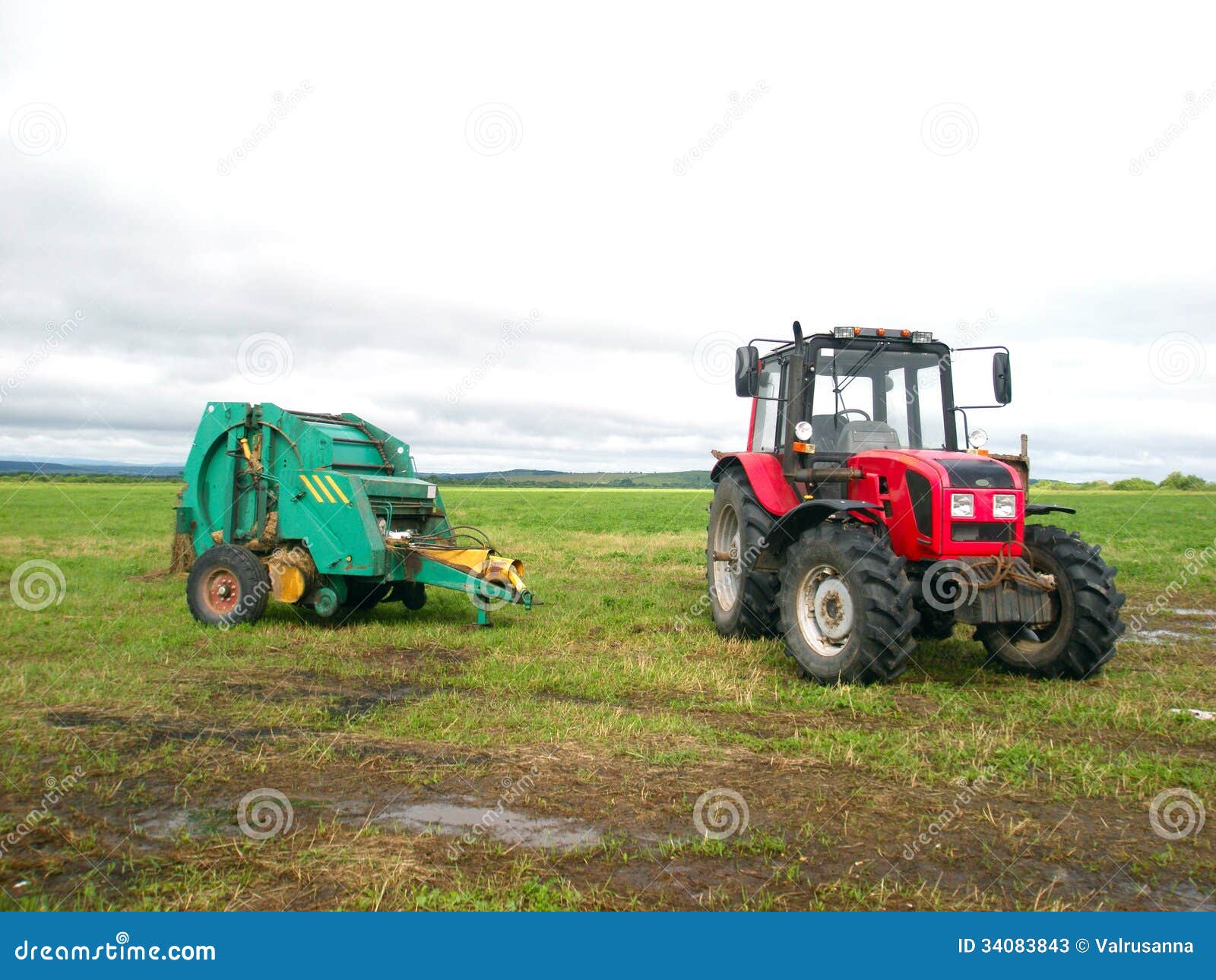 Tractor rojo en el campo imagen de archivo. Imagen de agricultura ...