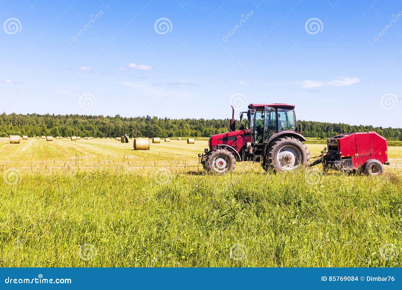 Tractor Rojo En El Campo En Un Heno Foto de archivo - Imagen de campo ...