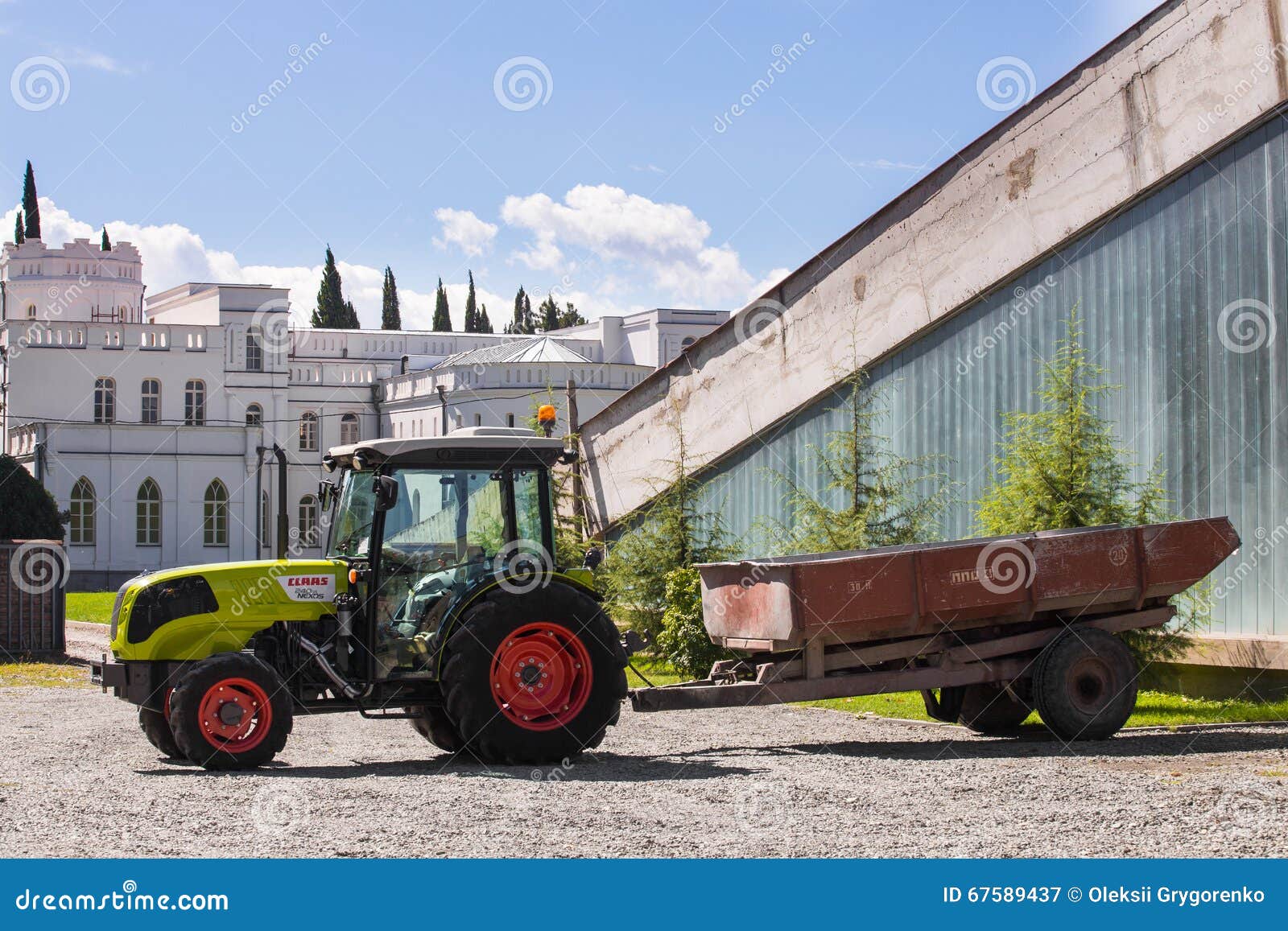 Tractor with trailer editorial photography. Image of frescos - 67589437