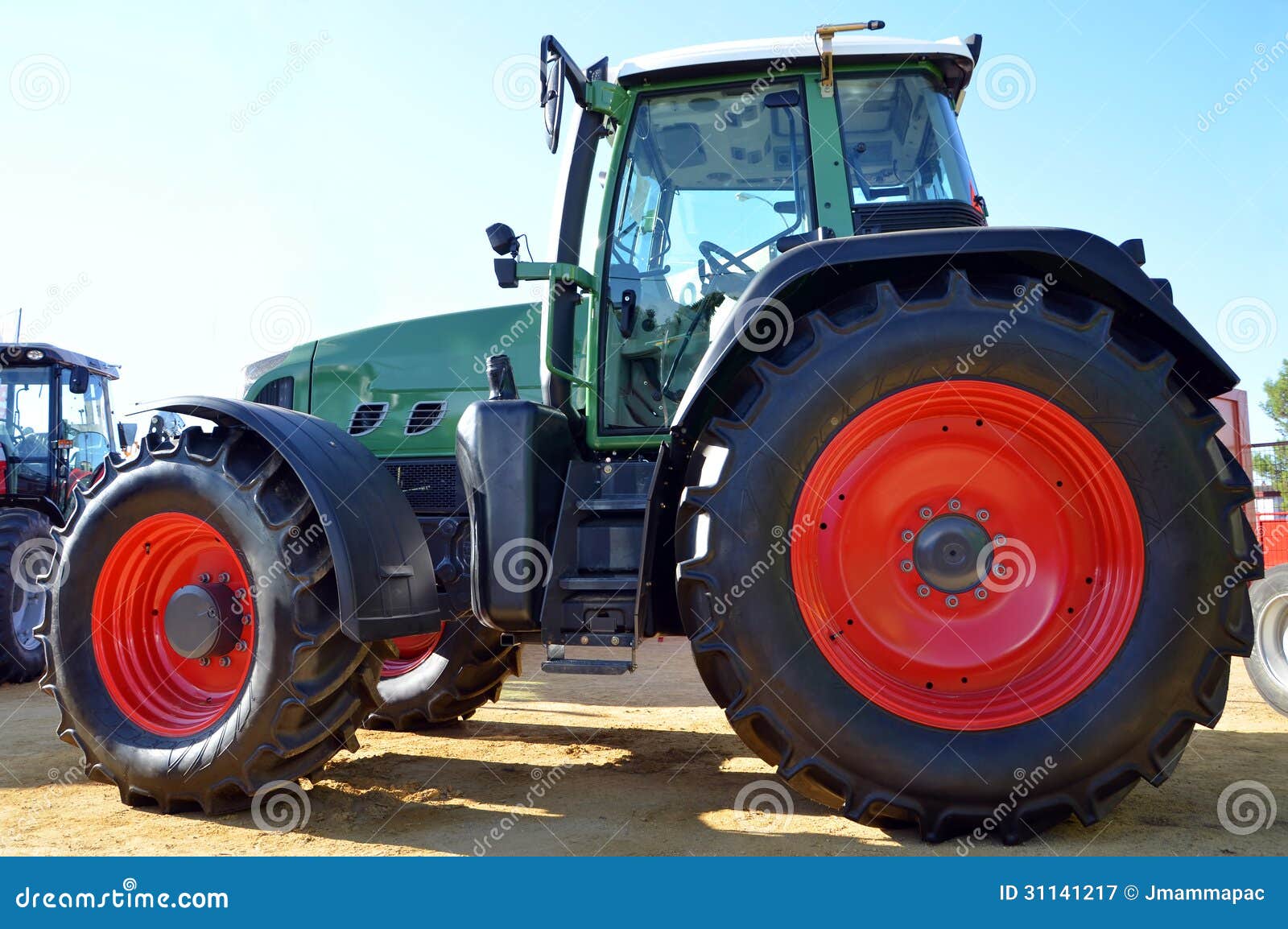 Tractor verde imagen de archivo. Imagen de industria - 31141217