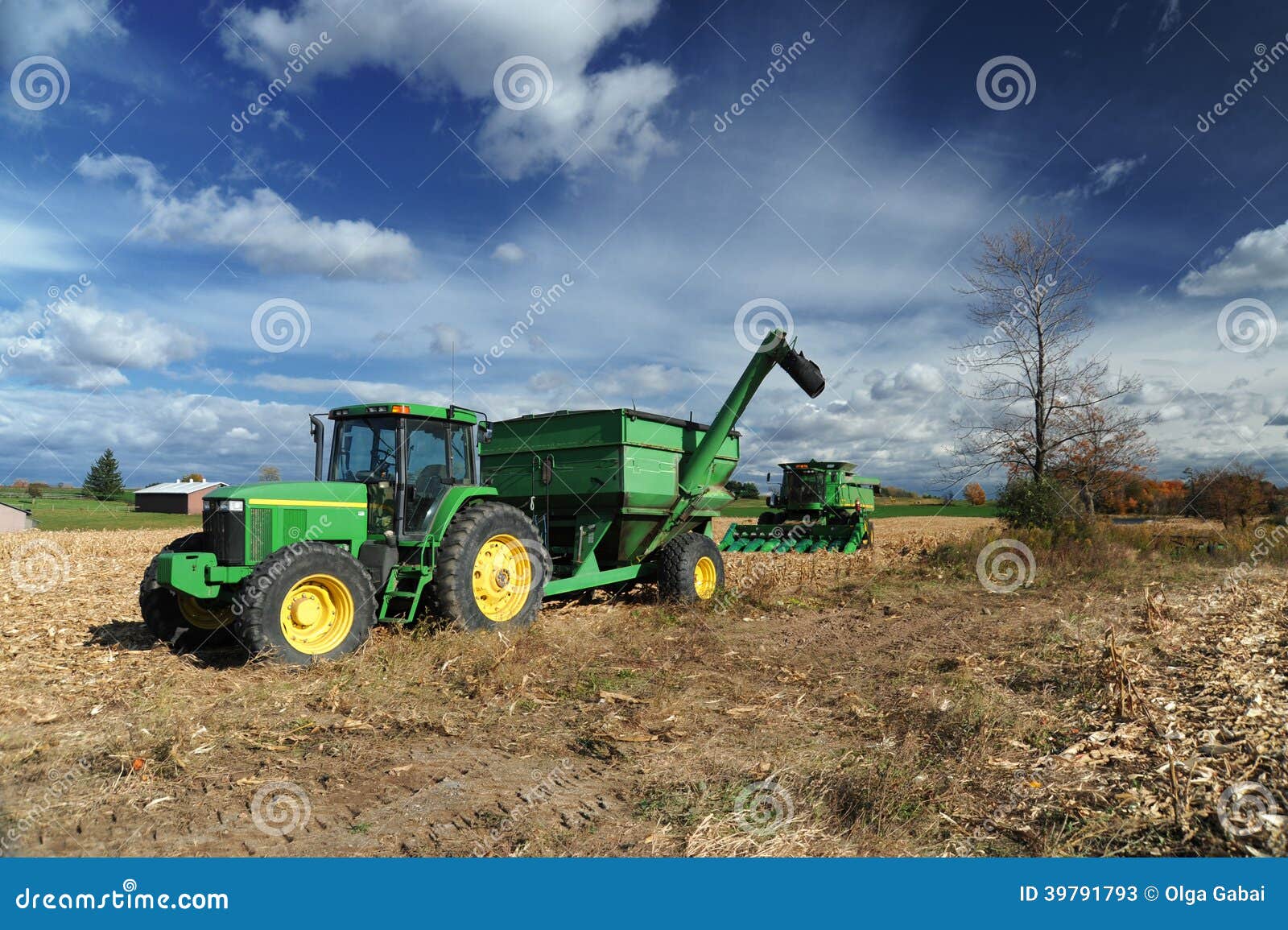 Tractor Verde En El Campo De Granja Foto de archivo editorial - Imagen ...