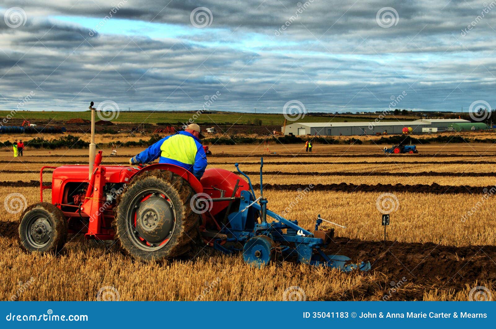 Tractor y arado foto de archivo editorial. Imagen de alimento - 35041183