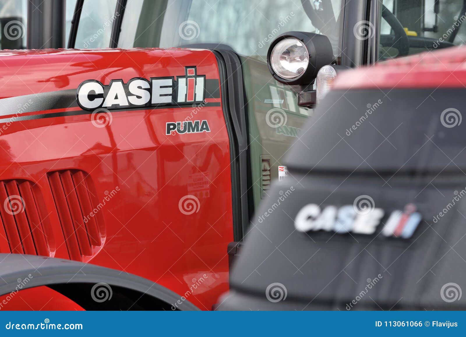 Tractor Y Logotipo Del Caso IH Foto editorial - Imagen de editorial, pesado: 113061066