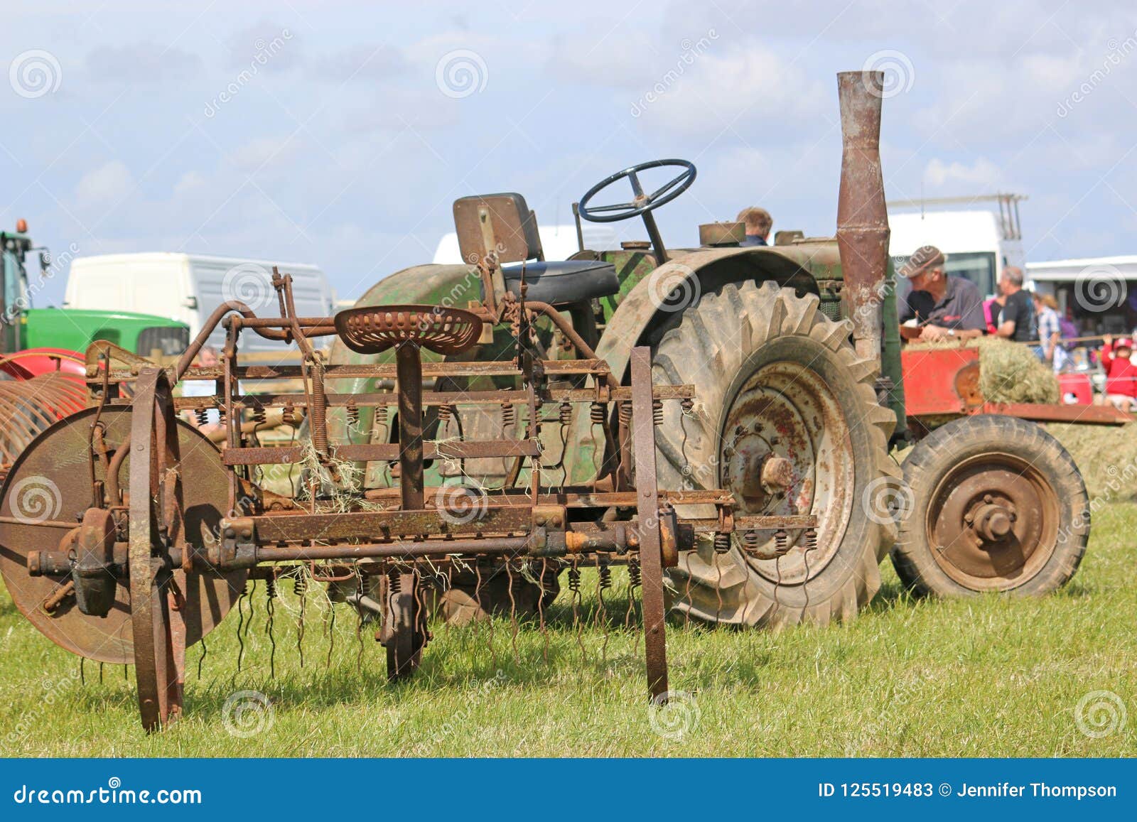 Tractor Y Rastrillo Del Vintage Foto de archivo editorial - Imagen de ...