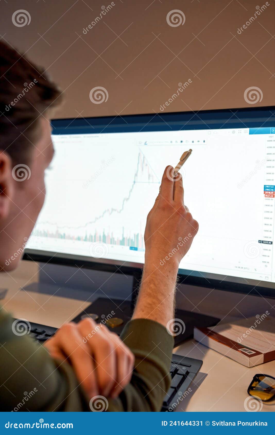 Trader Watch and Point on Graph on Computer Stock Image - Image of analyst, desk: 241644331
