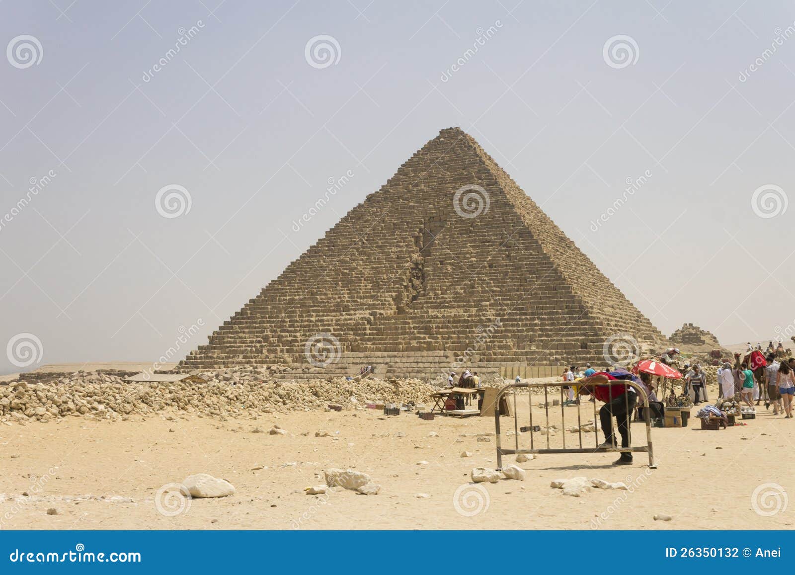 Traders and Visitors in Front of Menkaure Pyramid Editorial Photography ...