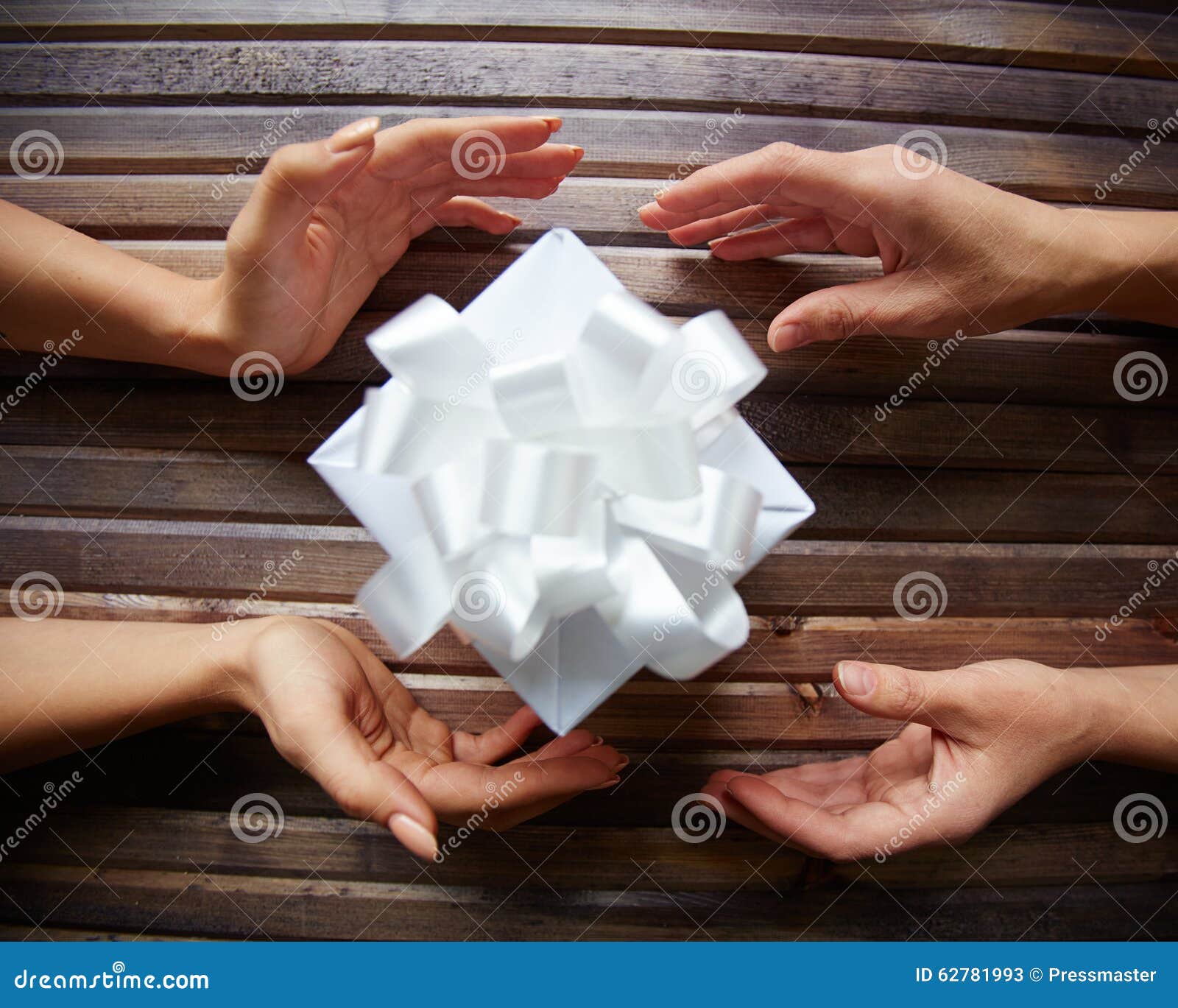 Tradition Des Gebens Von Geschenken Stockbild - Bild von nahaufnahme ...