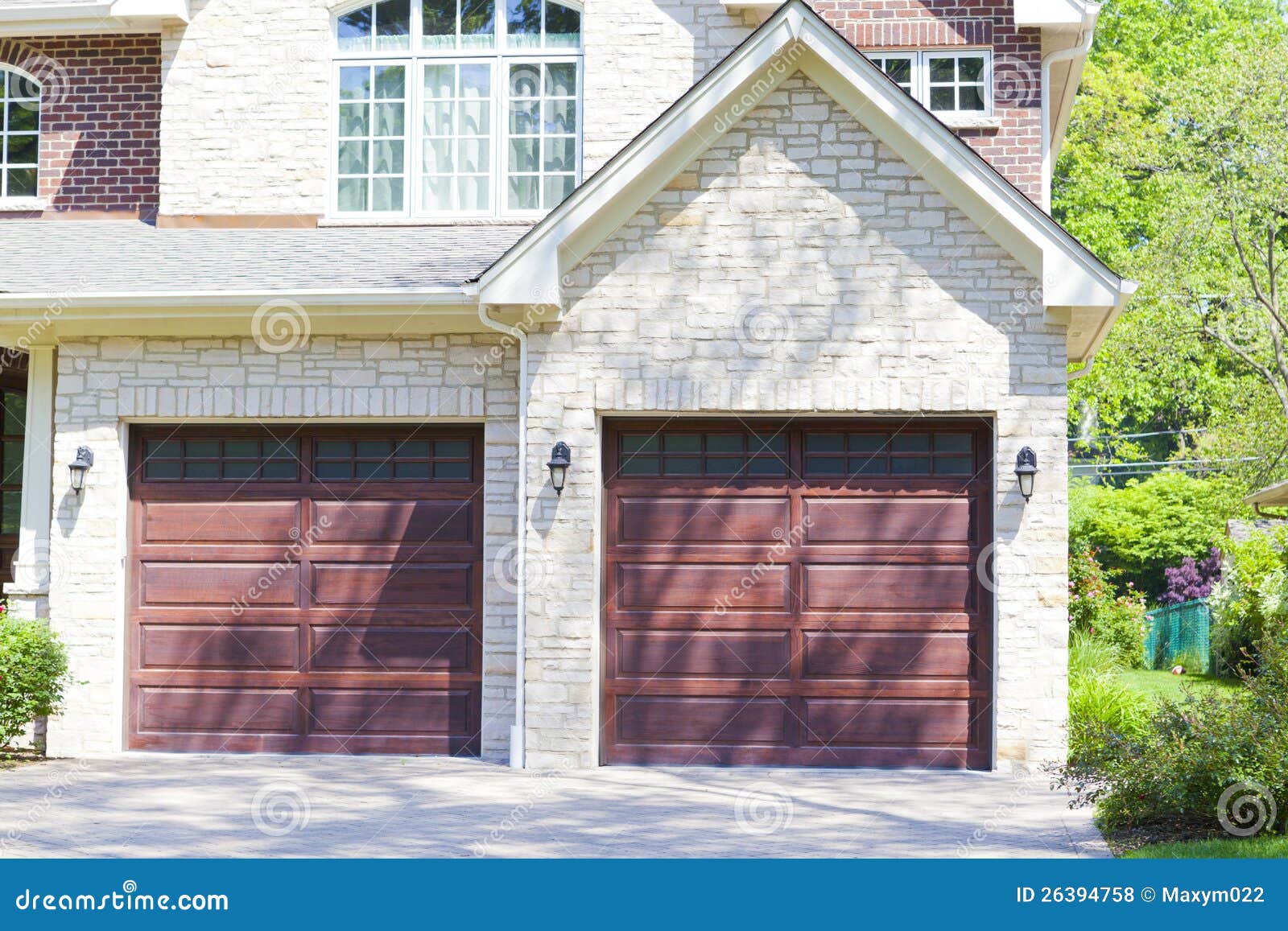 Traditional American Garage Stock Photo - Image of pine, cement: 26394758