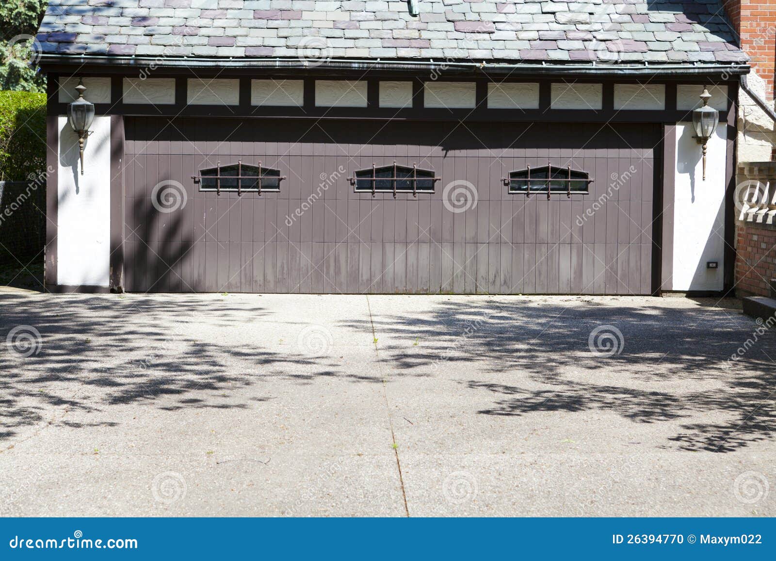 Traditional American Garage Stock Photo - Image of concrete, dark: 26394770