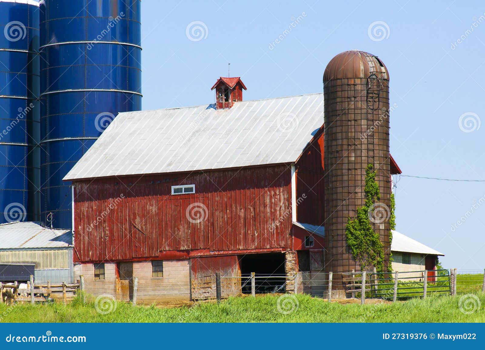Traditional American Red Barn Stock Photo - Image of tree, exterior ...