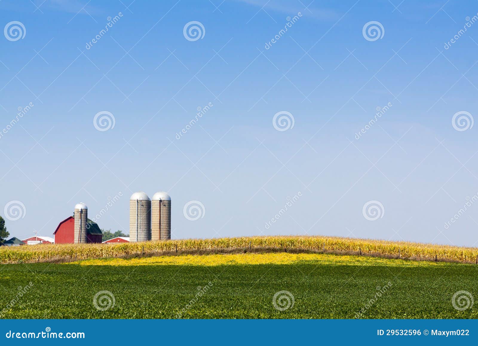Traditional American Red Farm Stock Photo - Image of house, home: 29532596